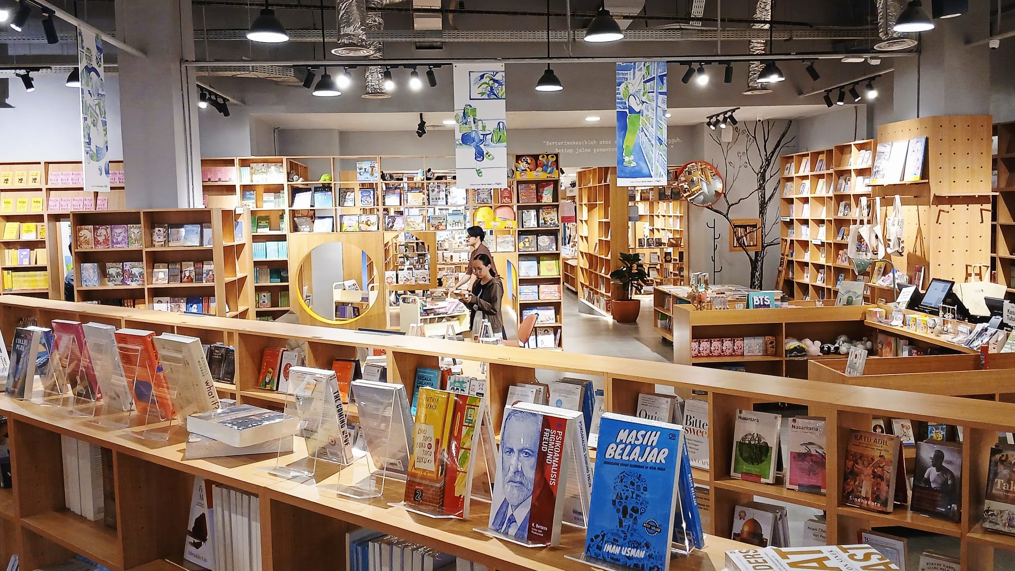 Suasana Baru, Toko Buku Ini Menjelma Jadi Ruang Bertukar Cerita