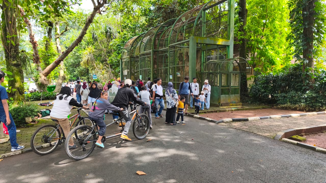 New Year's Holiday, Ragunan to Ancol Flooded with Tourists
